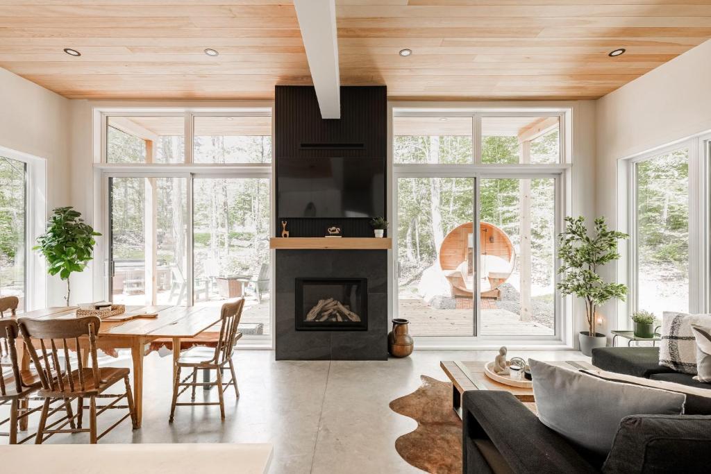 Valhalla Tremblant Cabin Retreat-Your Haven Awaits!, La Conception ...