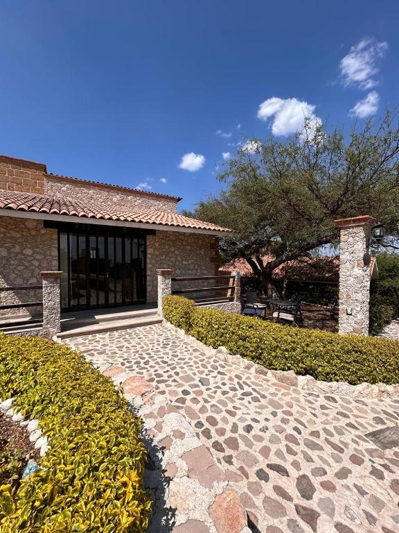 Imágenes De Paisajismo De Casa Tipo Rancho En Pendiente