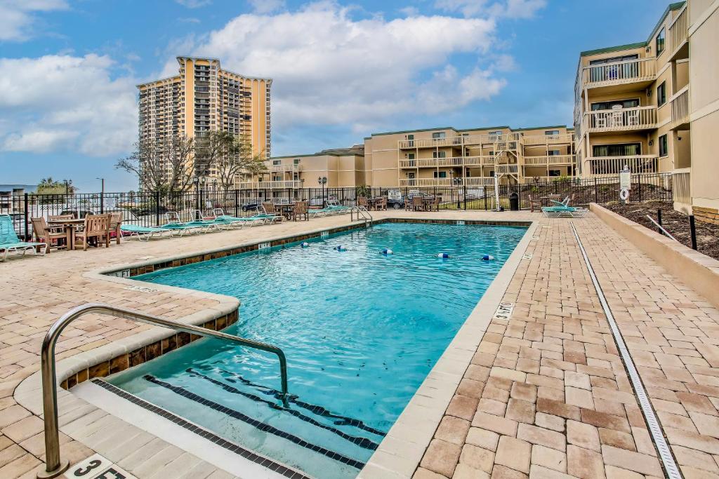 Walk to Beach and Pier Myrtle Beach Getaway with Deck, Myrtle Beach ...