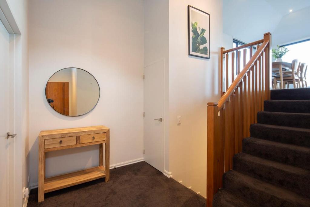 Villa Awa- Lake Views- BBQ- AC- Garage, Queenstown (updated prices 2025)