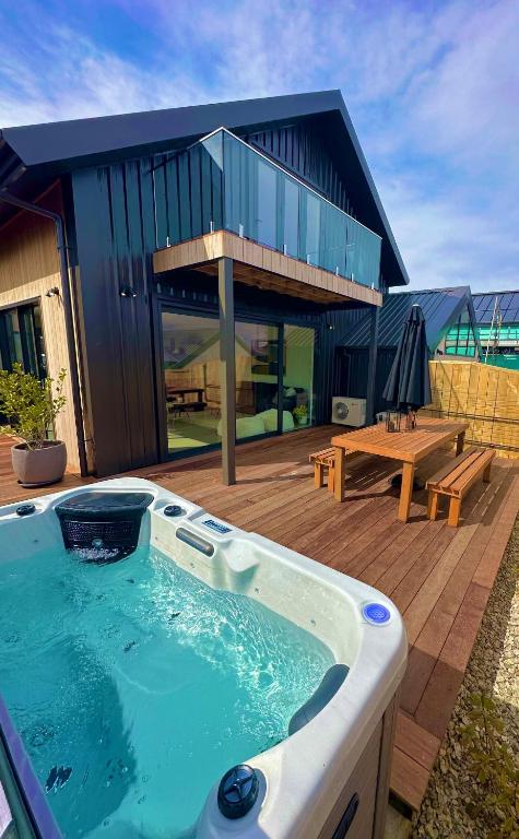 Remarkable View with Outdoor Hot Tub, Frankton (updated prices 2026)