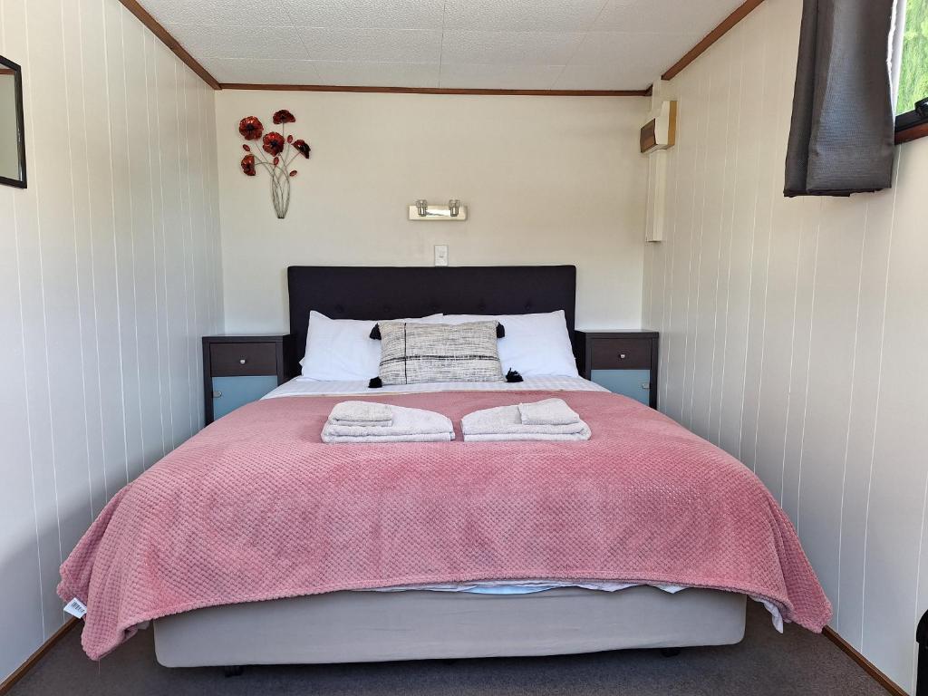 Waikawa Bay Self Contained Cabins, Picton (updated prices 2025)