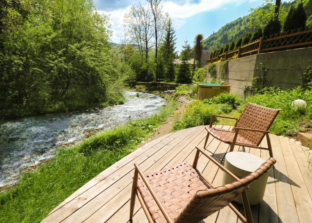 Designer Riverfront Cottage, Podljubelj (updated prices 2025)