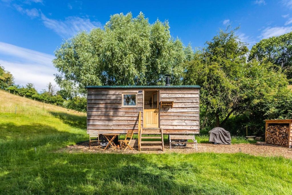 Bredon Hill Shepherds Hut & Hot Tub, Ashton under Hill (updated prices 2025)
