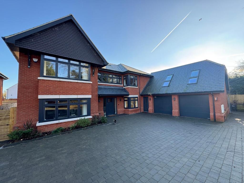 THE STUDIO - Silverstone village - walking distance to track ...