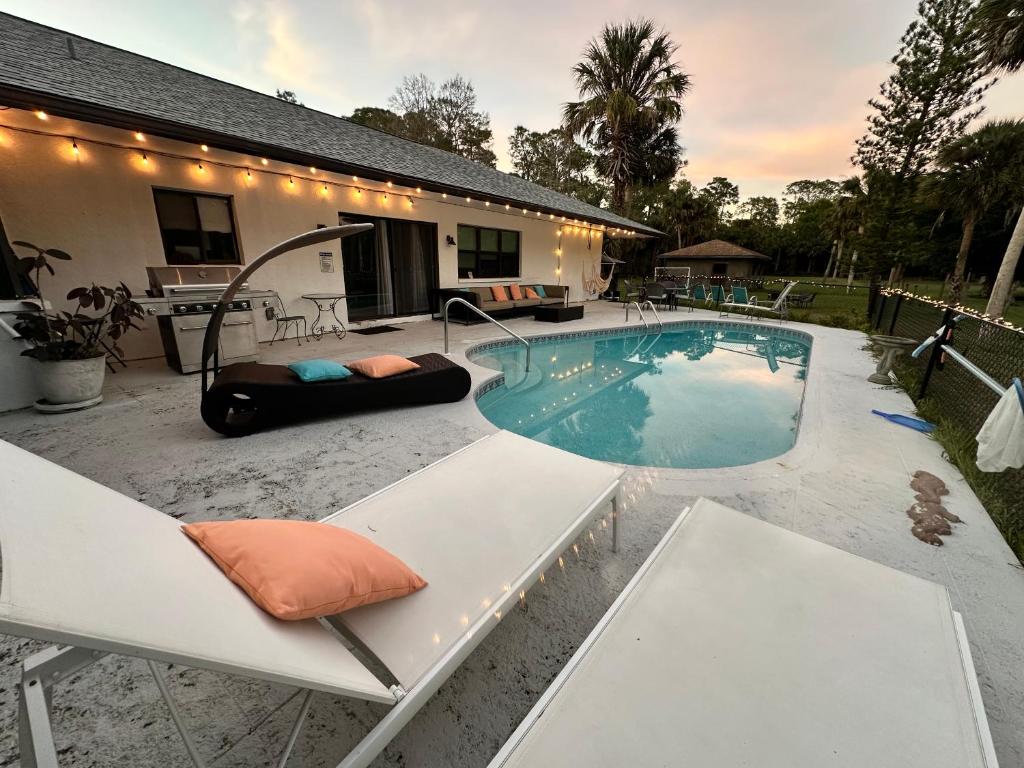 Vacation pool home in the woods., Naples (precios actualizados 2026)