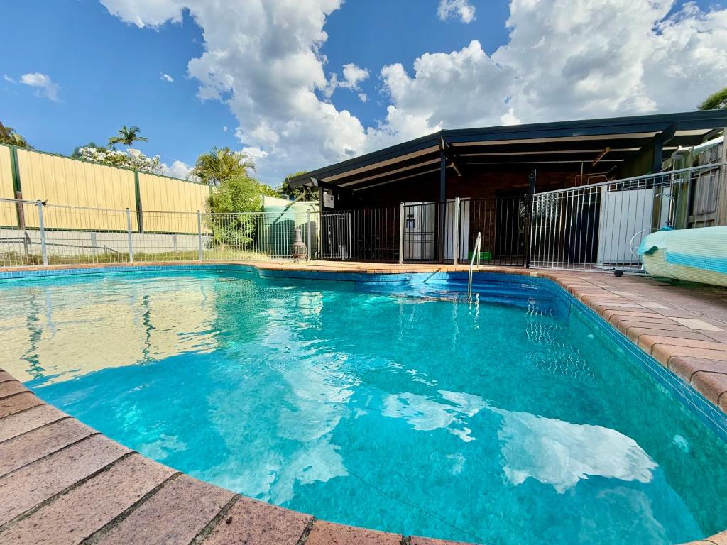 Comfy Logan - Shared bathrooms - Individual Room with a Queenbed- WiFi ...