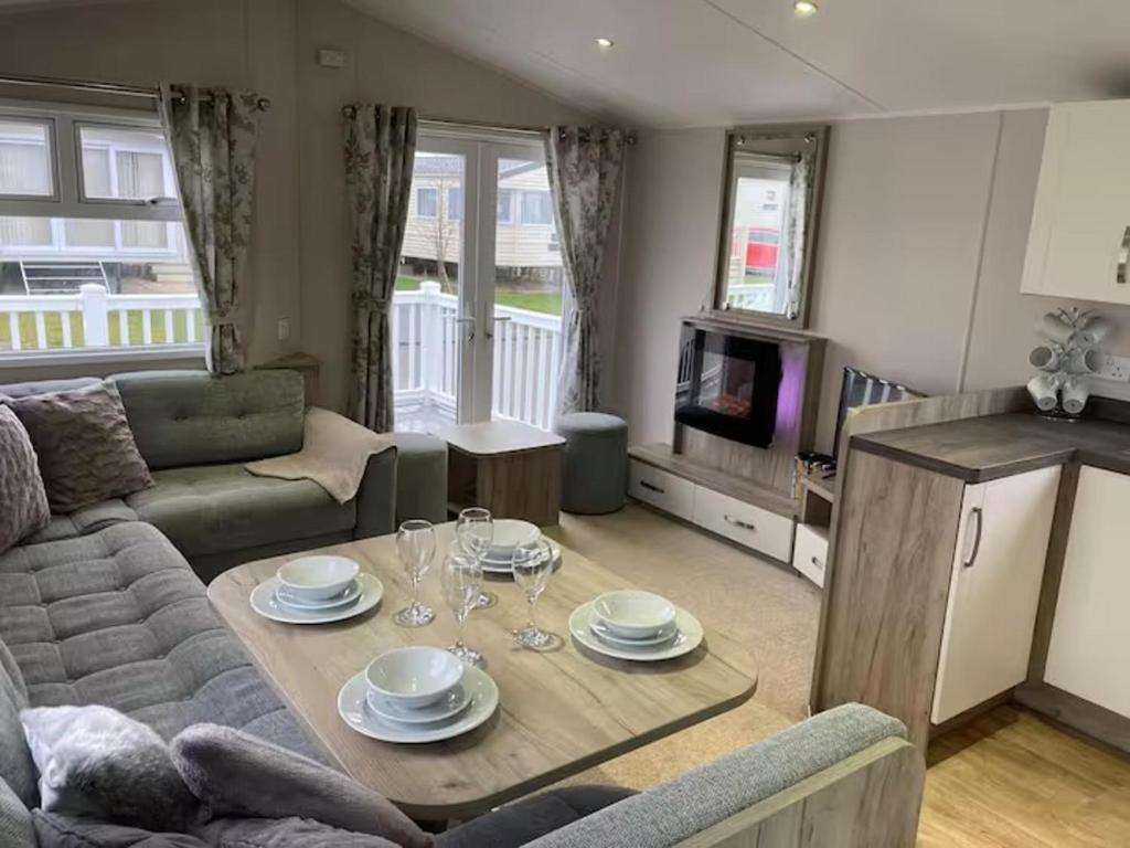 Caravan-Sleep8-HotTub-FreeP-Balcony-FamilyFriendly, Lincoln (updated ...