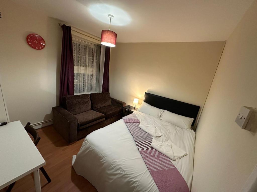 Beautiful private Double Room in a shared 3-bedroom apartment minutes ...