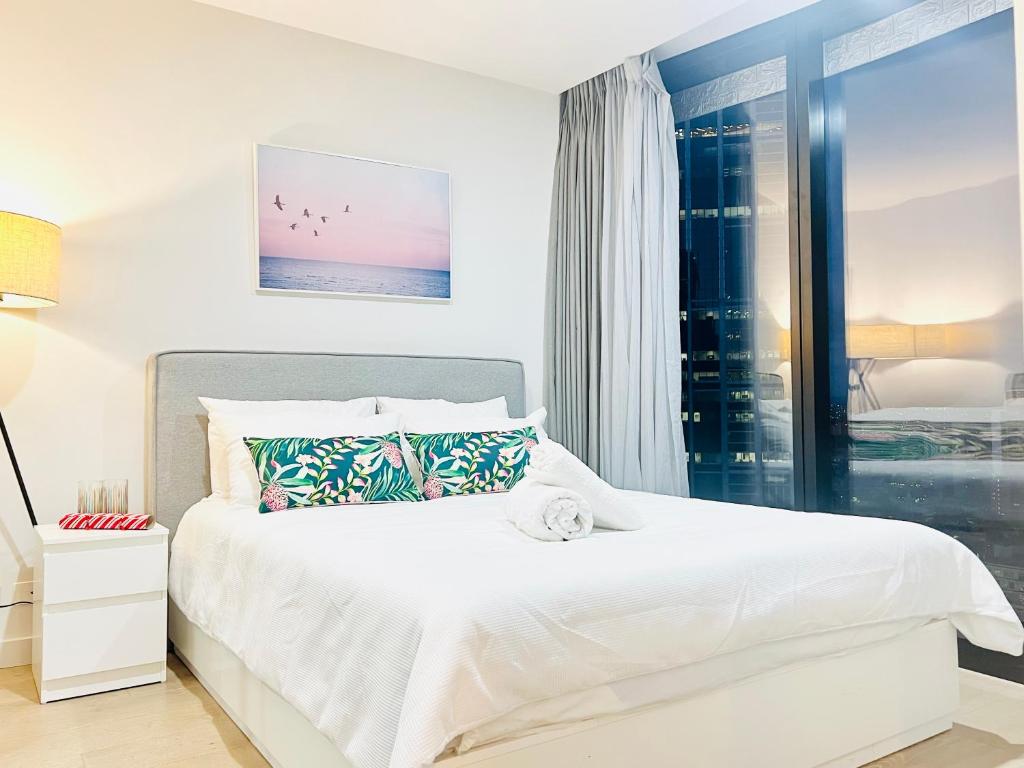 Luxury CBD 5 Beds, 2 Baths Great Skyview with Pool, Gym, Spa, Carpark ...