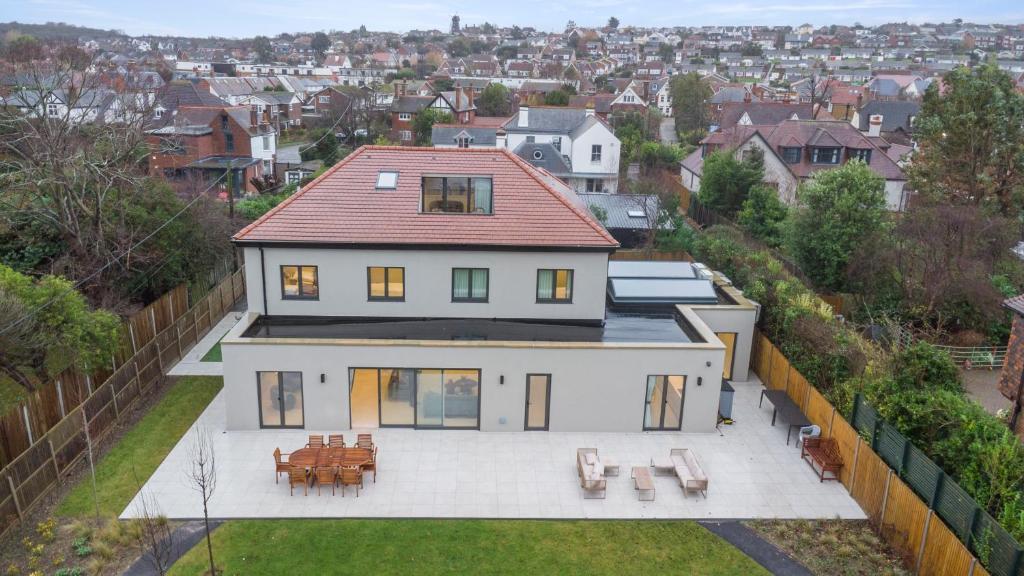 Joy Lane Mansion, Luxe Stay, Poolside Fun & Comfort, Kent (updated ...