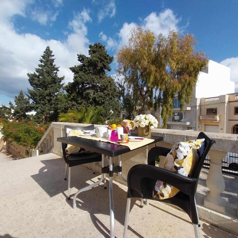 Large Sun-Terrace Fully Air-Conditioned Studio in Villa area, Mellieħa ...