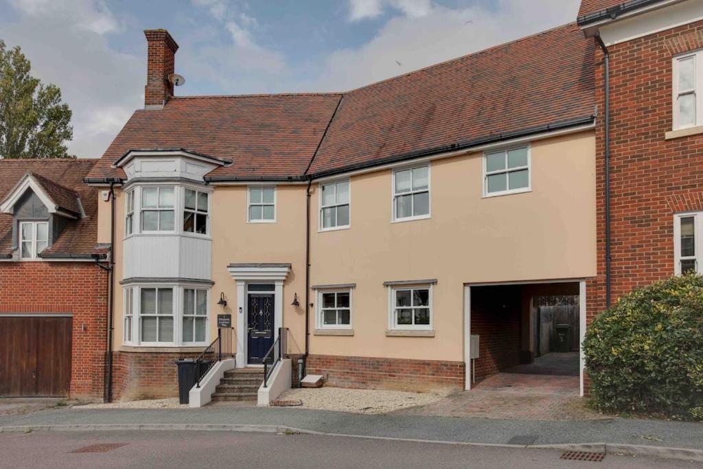 Elizabeth Four Bedroom Townhouse, Bocking Churchstreet (updated prices ...