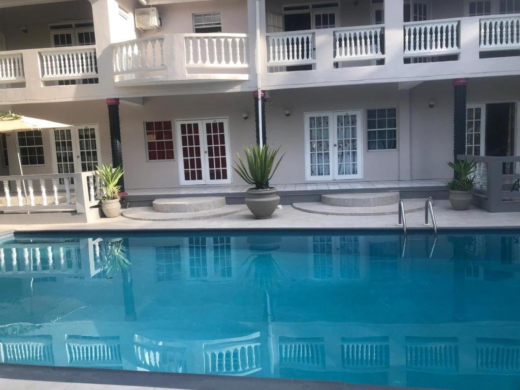 Bay Heights Escape Aparthotel - Poolside Deluxe Studios, Gros Islet ...