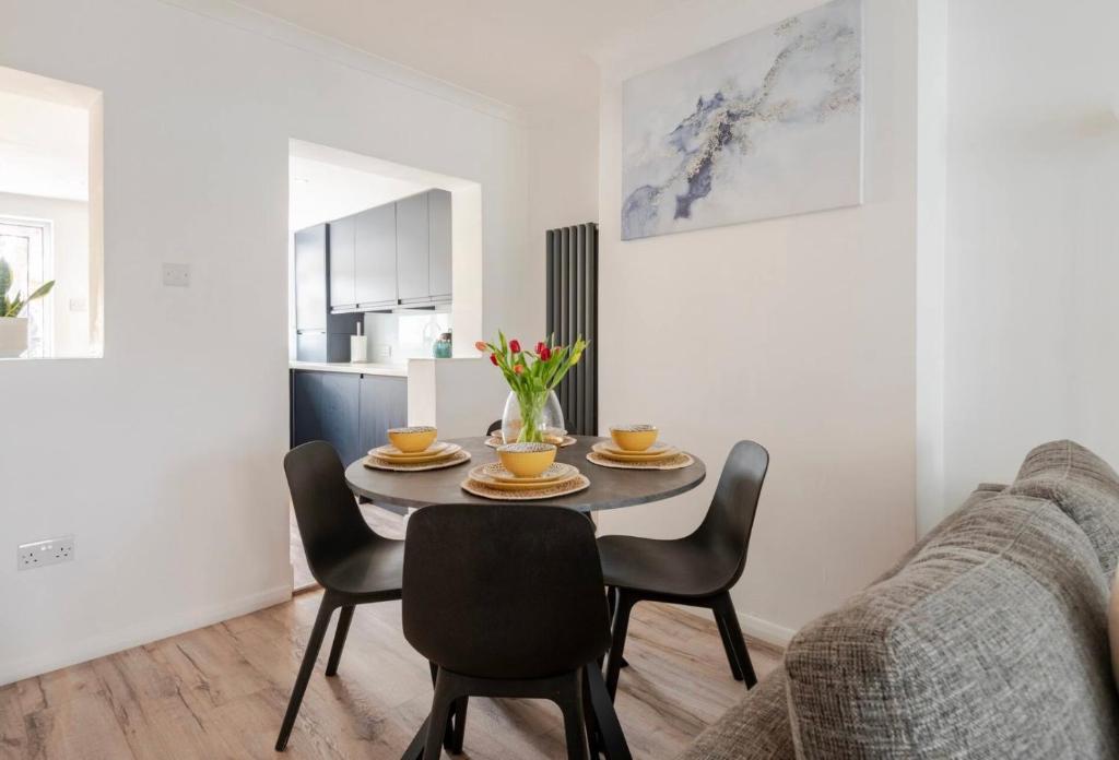 Modern 2 Bed House in Rainham, Kent - Central Location, Rainham ...