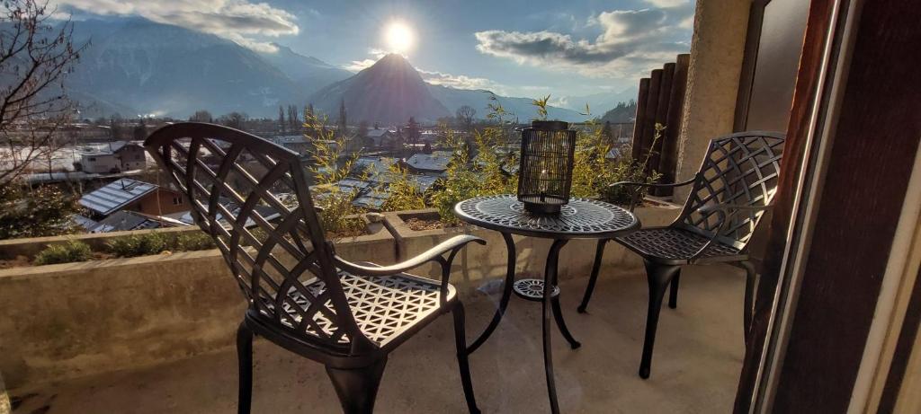 Aareblick 68 Charming studio with river view, Goldswil (updated prices 2025)