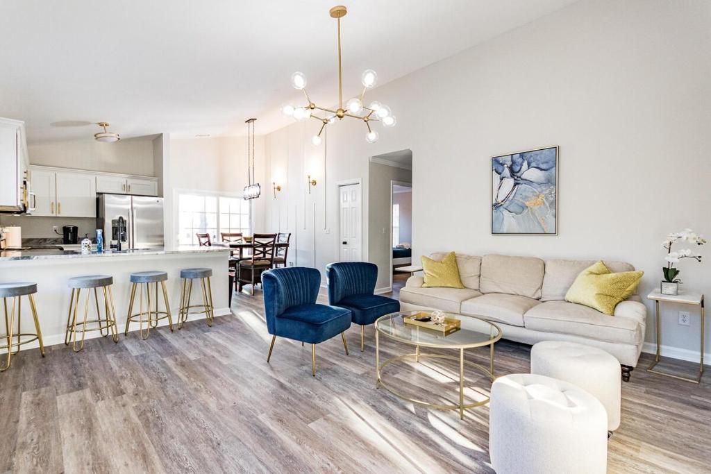 Home with master suite 15 from RTP & Dtown Durham, Durham (updated ...