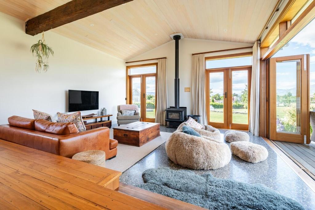 Luxury Wanaka villa, hot tub & mountain views, Luggate (updated prices ...