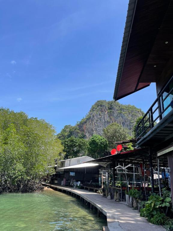 Social Quarters Blanco - Youth Hostel 18 to 35 Only, Railay Beach ...