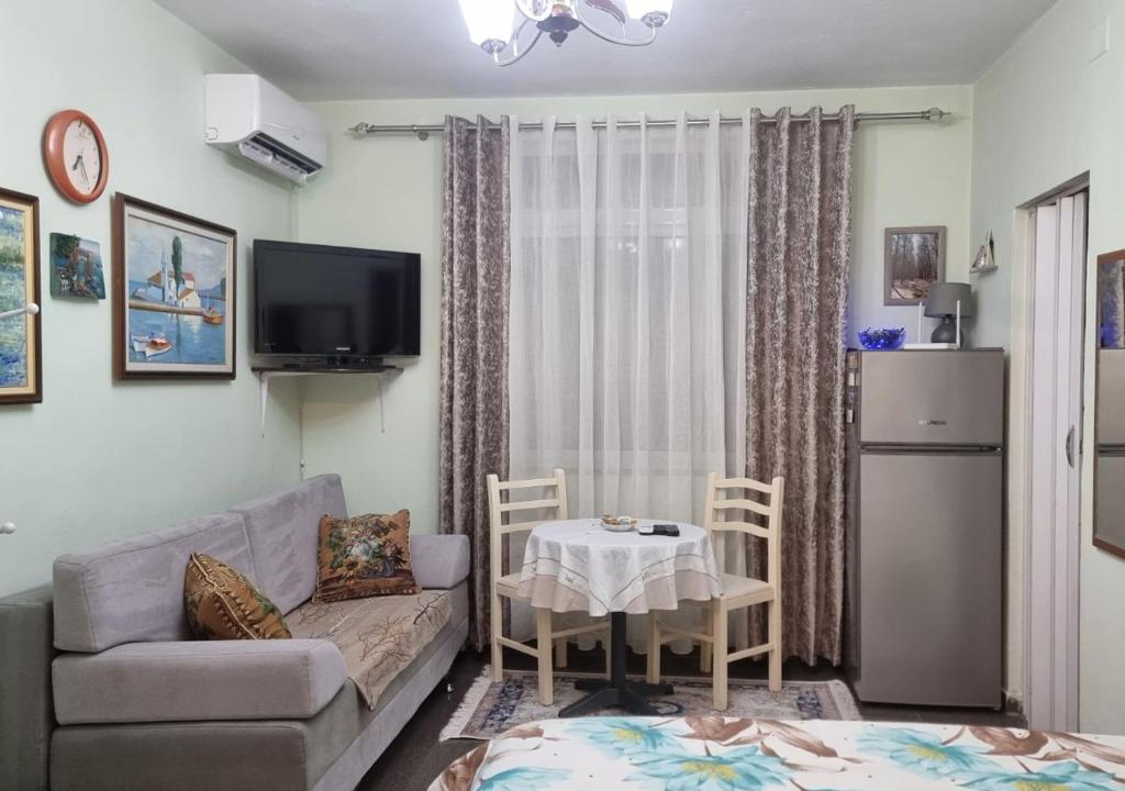 Edis's Corner, Tirana (updated prices 2025)