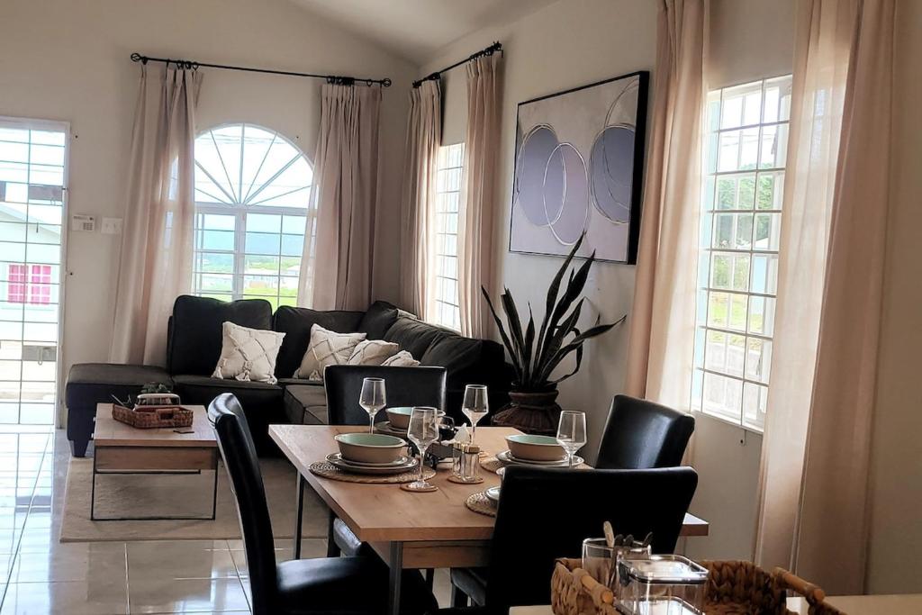 Irie Rock Cottage - Close to the Beaches and Attractions, Spa Treatment ...