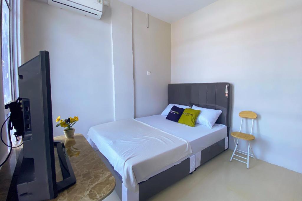 Urbanview Hotel near DC Mall Crown Homestay Batam, Nagoya (updated ...
