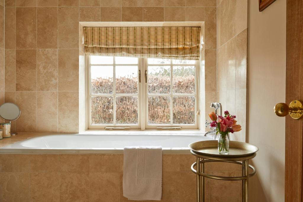 The Duncombe Arms, Ellastone (updated prices 2025)