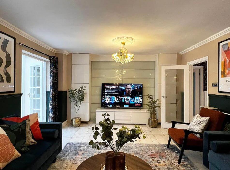 Luxurious 6-Bedroom House with Views and snooker, Elstree ...