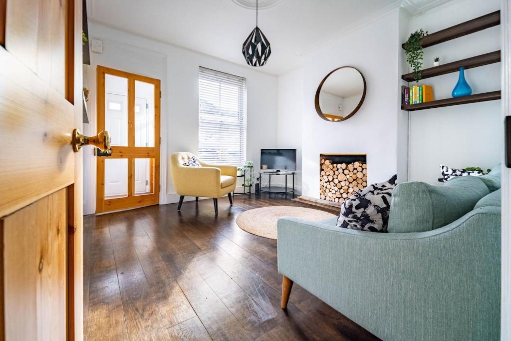 Swift Host - 2 Bedroom House - Stylish - Parking - Football Ground ...