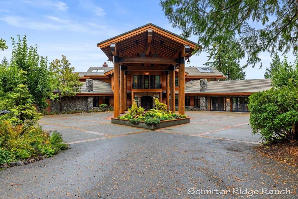 Scimitar Ridge Ranch - Luxury Lodge - Sleeps 35 with Indoor Pool Villa ...