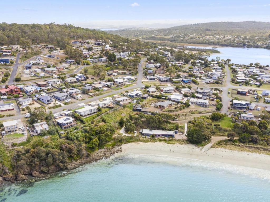 Frogmouth Cottage- Live on The Beach Experience, Primrose Sands ...