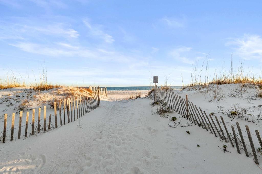 Beachfront - 2 Bedrooms - Big Screen TV, Gulf Shores (updated prices 2025)