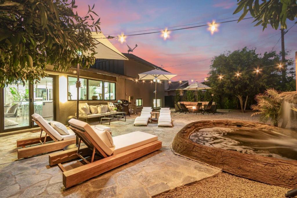 SolaNova Designer Oasis with Cocktail Pool & Theater, Scottsdale ...