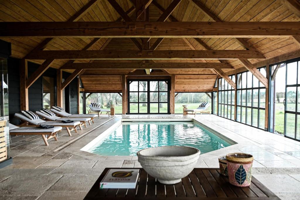 Magnifique maison au coeur du Perche avec piscine chauffée, sauna et hammam, Grande Courbetière ...
