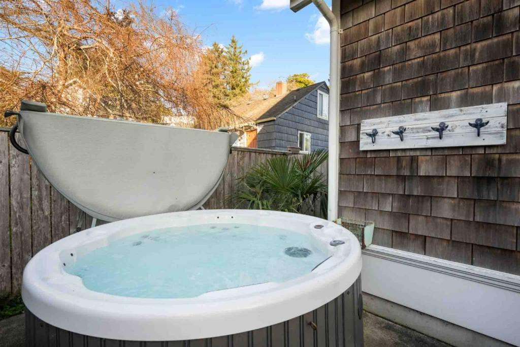 Storybook Beach Cottage, Lincoln City (updated prices 2025)