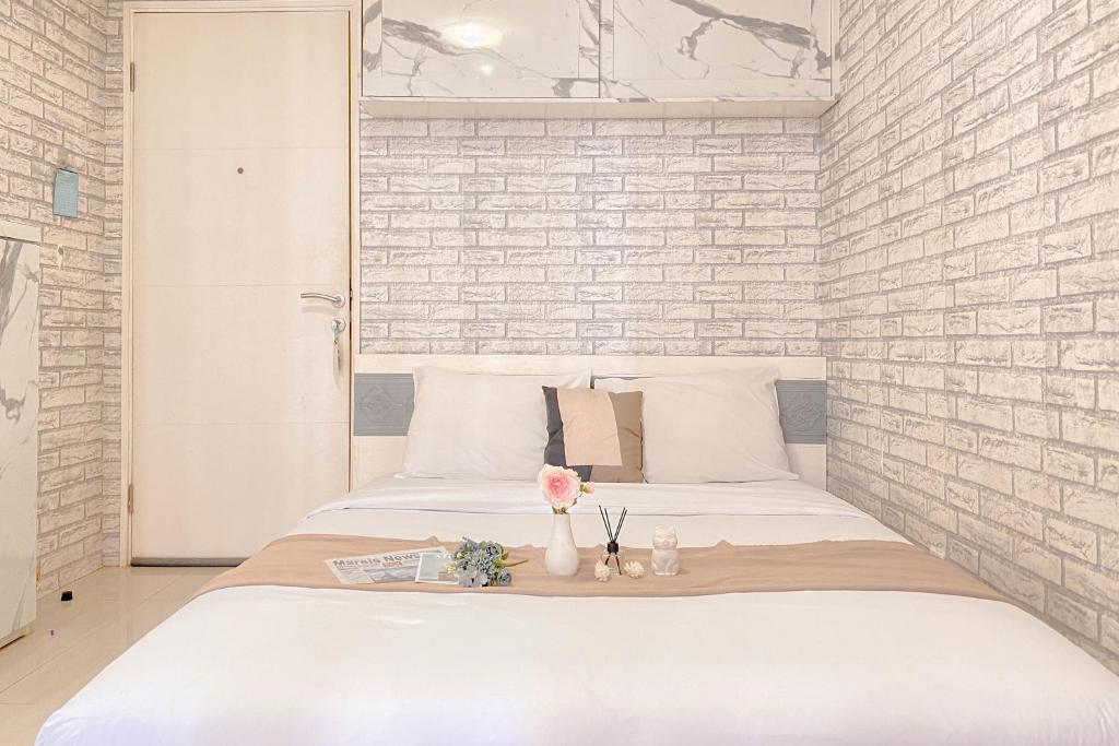 Cozy Living Studio above Mall with Pool View at Bassura city Apartment ...