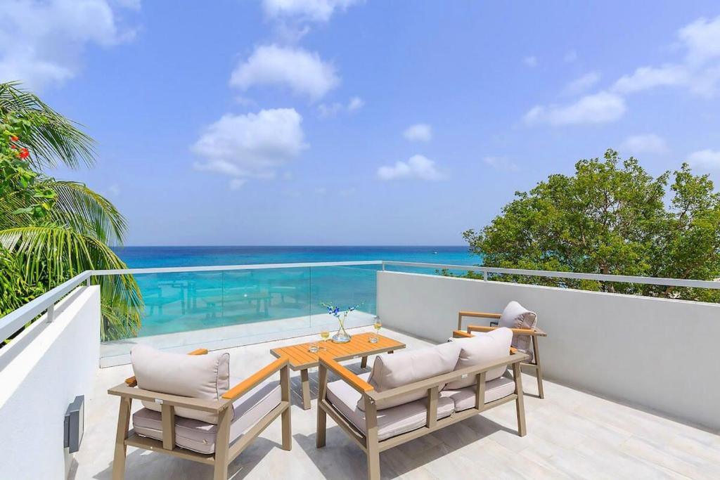 Contemporary 4 Bedroom Beachfront Villa, Saint James (aktualisierte ...