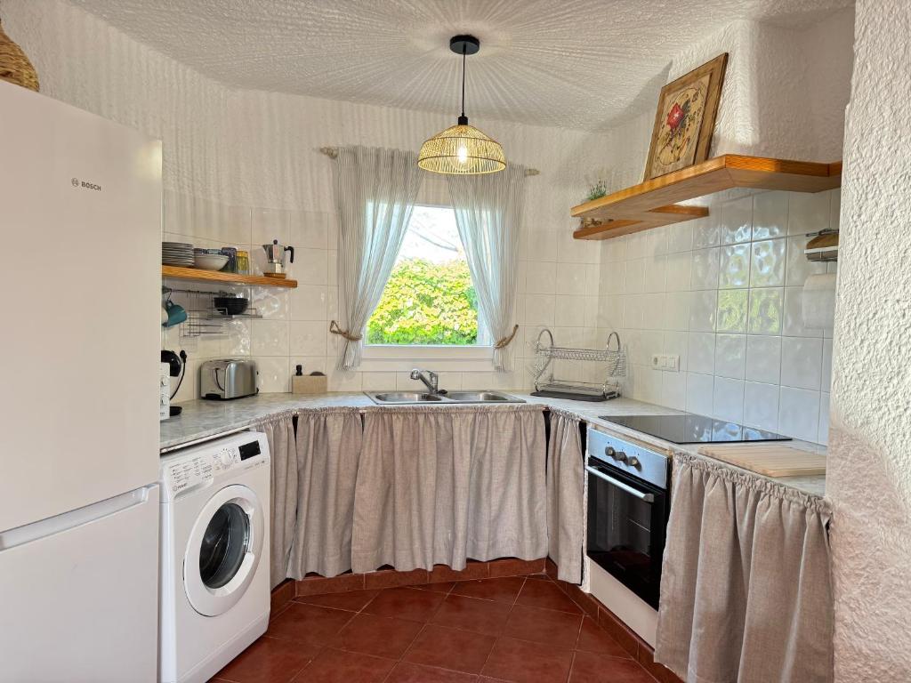 Villa Noni monsines, Cala Blanca (updated prices 2025)