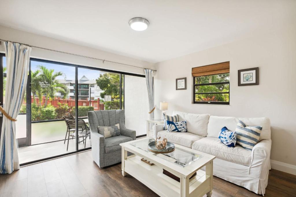 End Unit - Renovated Resort Views and Close to the Lobby, Naples ...