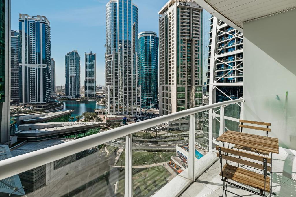 Stylish JLT Studio Lakeview Metro FrontMarina, Dubai (updated prices 2026)