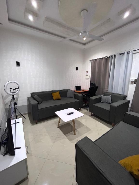 Private compound, room & parlor, Cotonú (precios actualizados 2025)