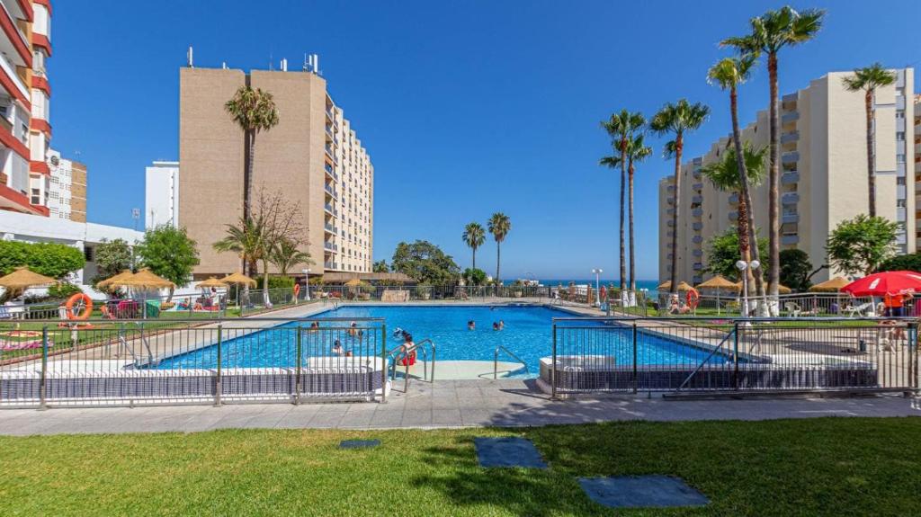 797 Holiday Rentals- Amplio estudio en Puerto Marina, Benalmádena की ...