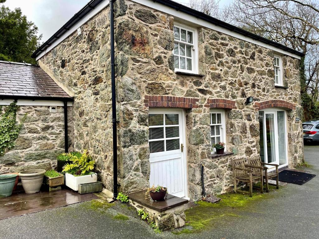 Menai Bridge, Menai Bridge (updated prices 2025)