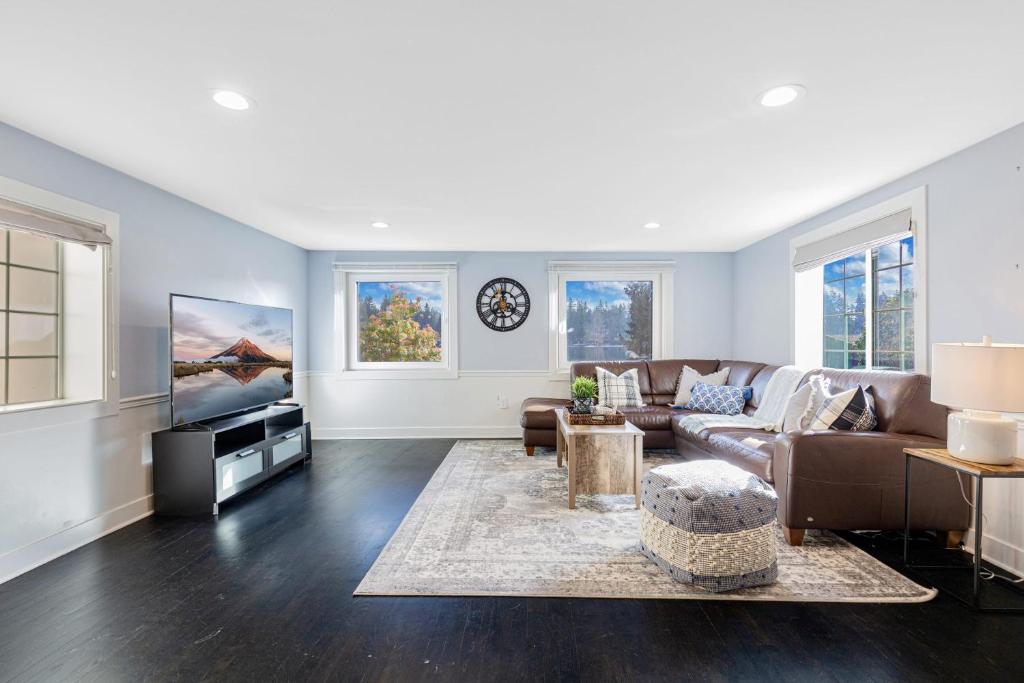 Lakefront cottage with AC, Federal Way (updated prices 2025)