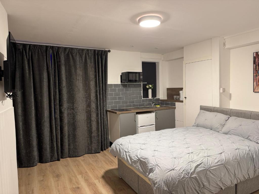 Modern self contained Studio EnSuite Room, Newport (updated prices 2026)