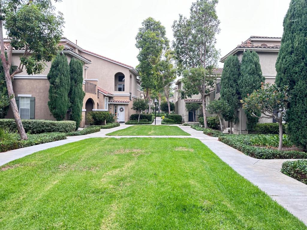 Close to Irvine IVC&UCI gate community2b &3b house more than 30nights ...