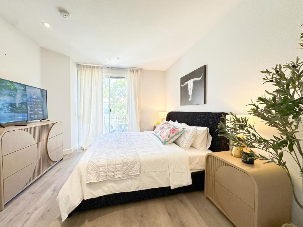 Close to Irvine IVC&UCI gate community2b &3b house more than 30nights ...