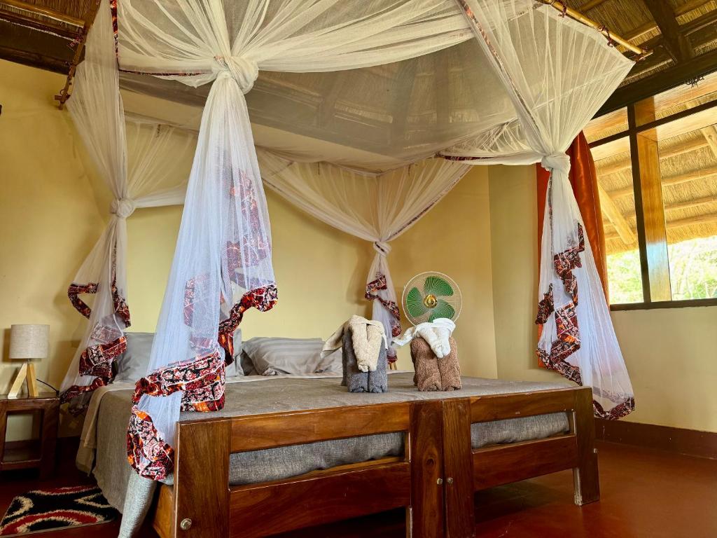 Bwana Tembo Safari Camp, Paraa (precios actualizados 2026)