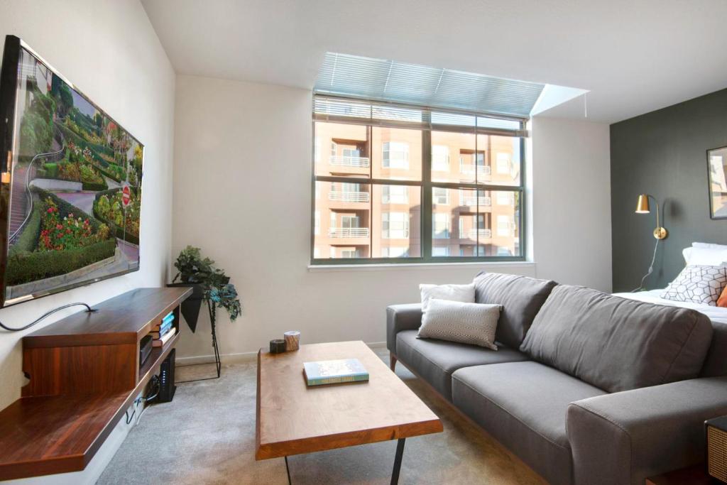 S Beach Studio w 3 Pools Spa facing the water SFO-96, San Francisco ...