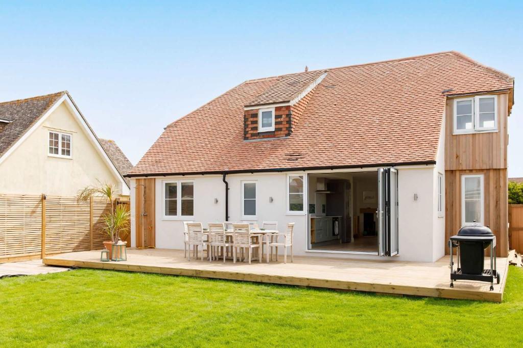 Mariners: Stylish Beachside Getaway with Sea Views, East Wittering ...